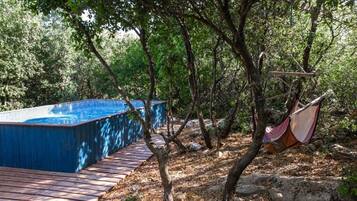 Piscina externa sazonal, guarda-sóis, espreguiçadeiras