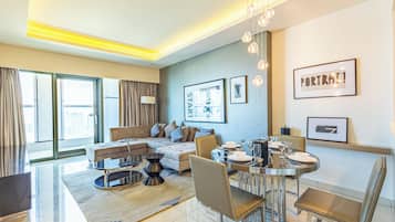 Apartamento, Vista para a cidade | Sala de estar | Televisor LED de 64 polegadas com canais digitais