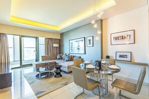 Apartamento, vista para a cidade | Área de estar | TV LED 64 polegadas com canais digitais