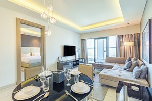Apartamento, vista para a cidade | Área de estar | TV LED 64 polegadas com canais digitais