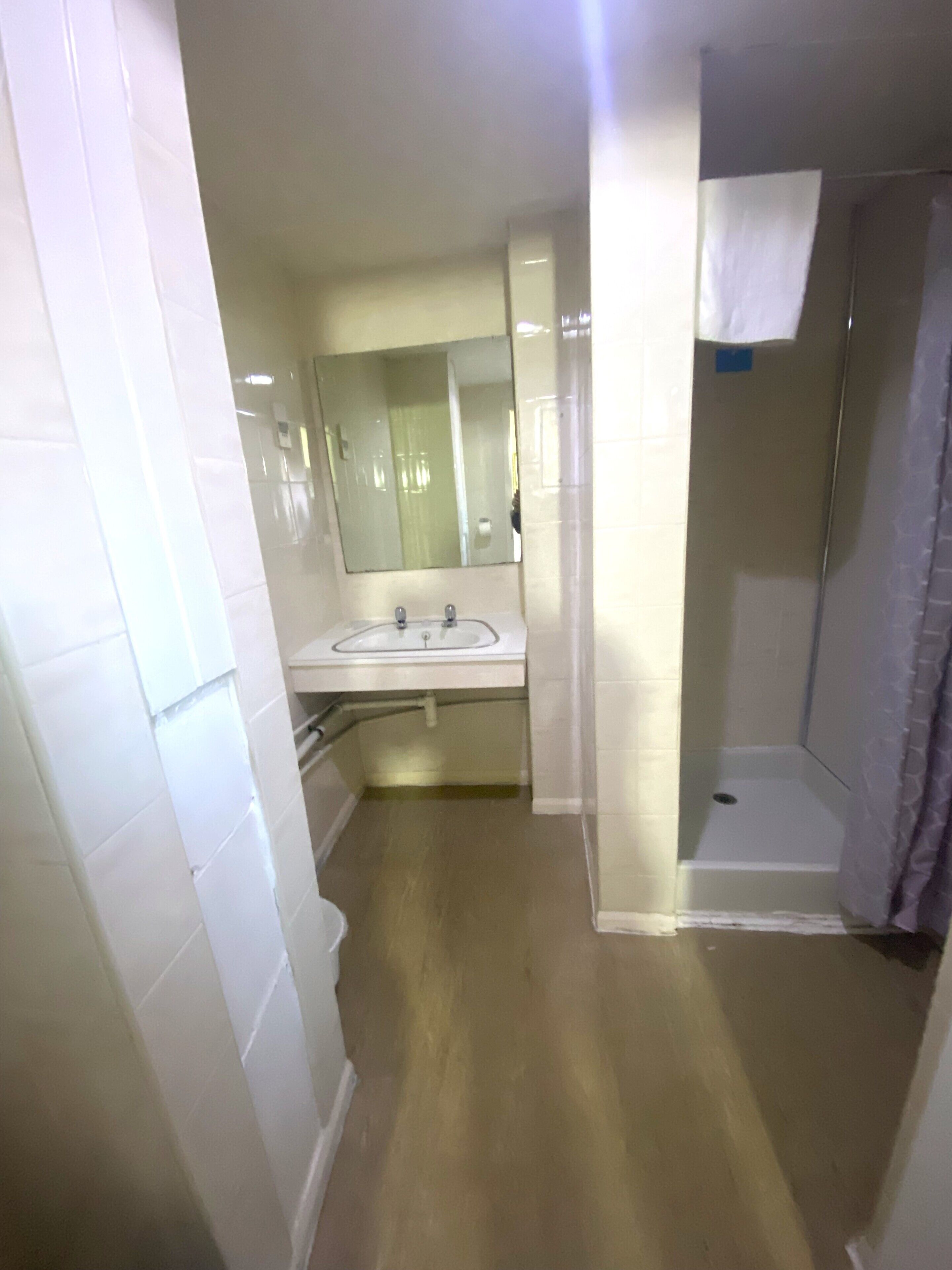 Quarto Twin Standard | Casa de banho | Um polibã, toalhas fornecidas, sabão, champô 