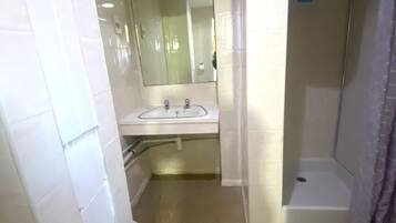 Quarto Twin Standard | Casa de banho | Um polibã, toalhas fornecidas, sabão, champô