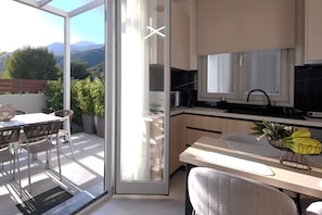 Um frigorífico, um micro-ondas, um forno, uma placa de cozinha