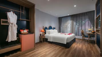 Cofres nos quartos, escrivaninha, cortinas blackout