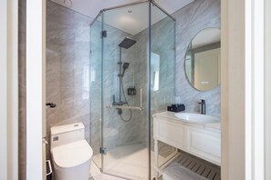 Quarto Duplo Superior, Vista para a cidade | Casa de banho | Artigos de higiene pessoal grátis, um secador de cabelo, chinelos 