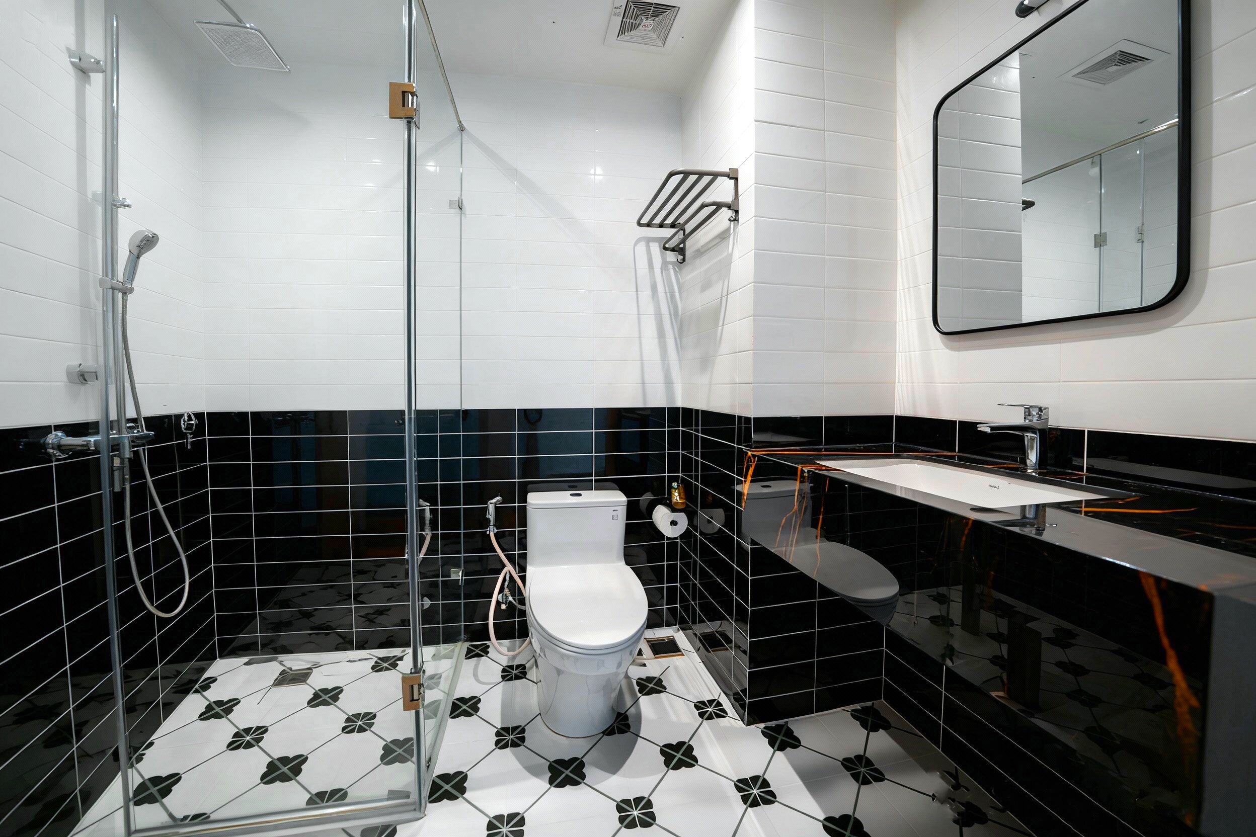 Quarto casal superior, vista para o pátio | Banheiro | Produtos de toalete grátis, secador de cabelo, chinelos 