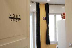 Quarto quádruplo luxo, serviço de arrumação, vista para a cidade | Parte interna