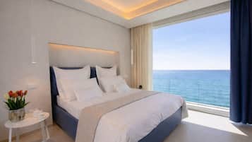 Quarto Quádruplo Deluxe, 1 cama queen-size e sofá-cama, não fumadores, vista para o mar | Cofre no quarto, secretária