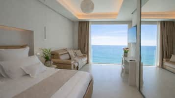 Quarto Quádruplo Deluxe, 1 cama queen-size e sofá-cama, não fumadores, vista para o mar | Cofre no quarto, secretária