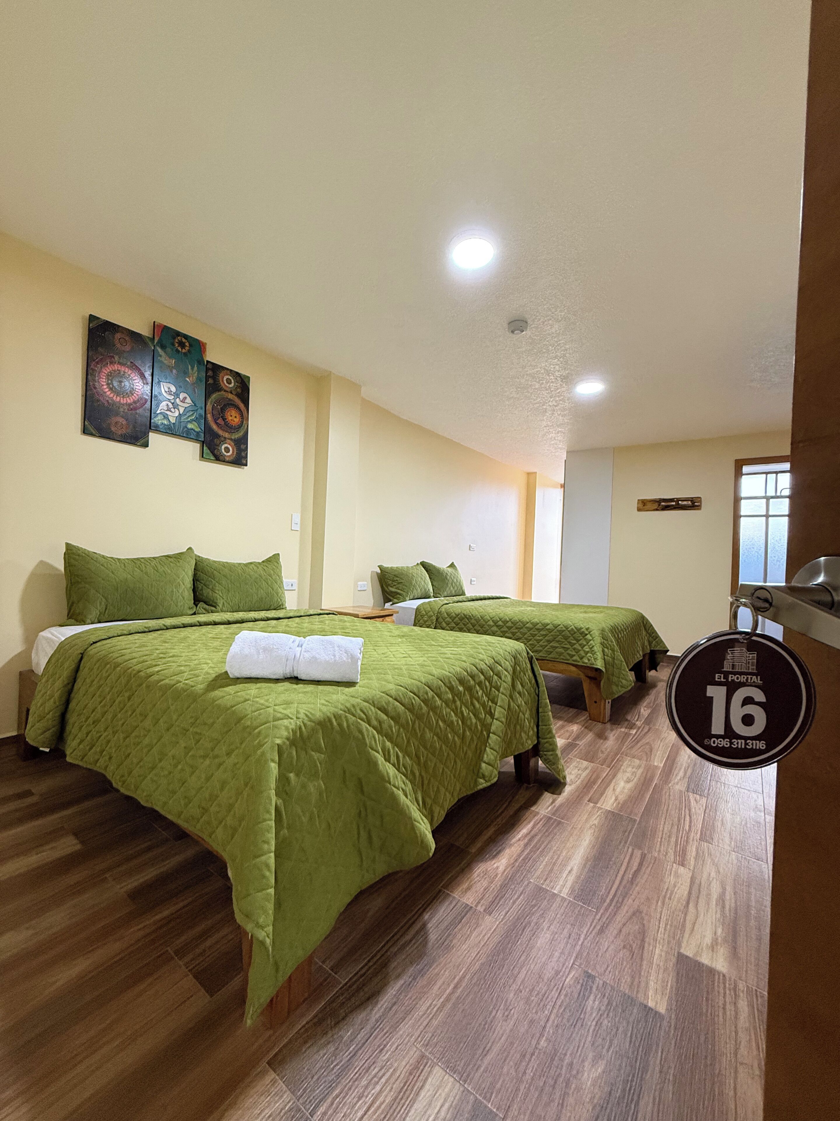 Quarto família, vista para o jardim | Escrivaninha, espaço de trabalho para notebook, Wi-Fi de cortesia