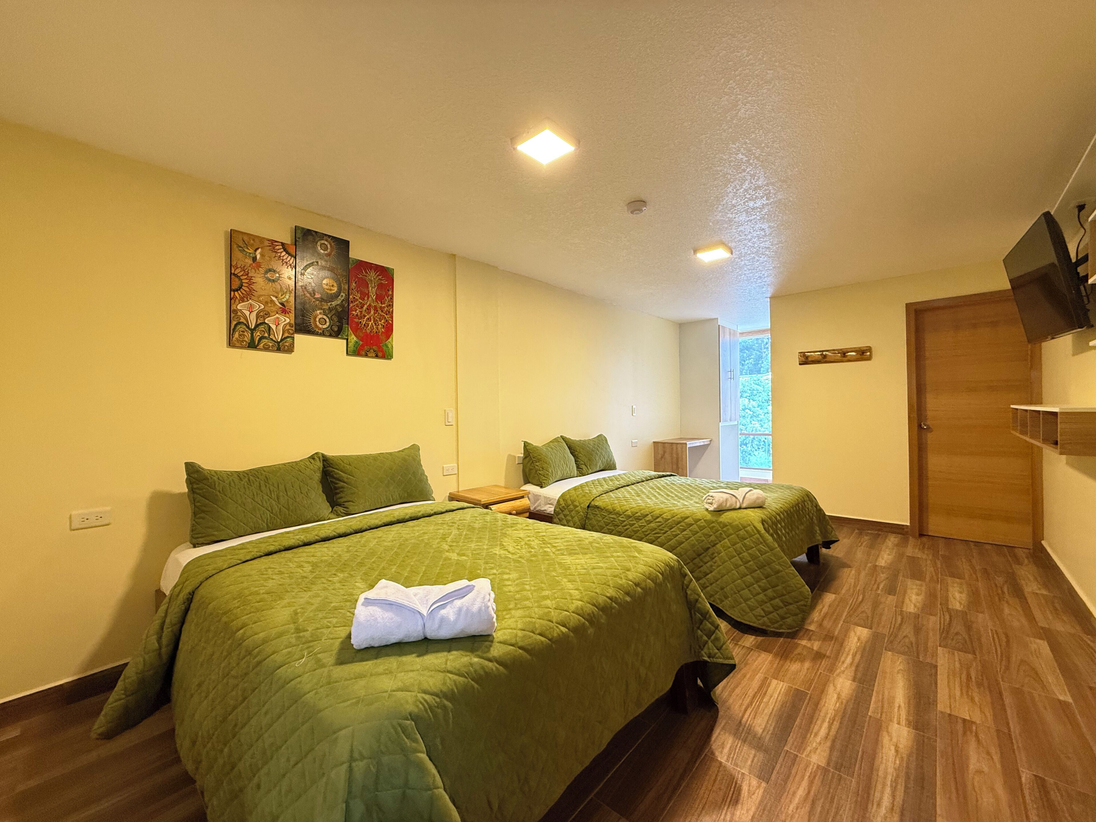 Quarto família, vista para o jardim | Escrivaninha, espaço de trabalho para notebook, Wi-Fi de cortesia