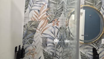 Quarto Comfort | Casa de banho | Um polibã, um secador de cabelo, sabão, champô