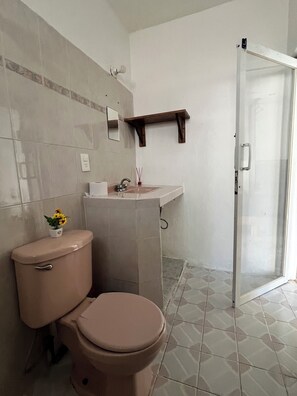 Quarto duplo clássico, varanda, vista para o pátio | Banheiro | Sabonete, shampoo, papel higiênico