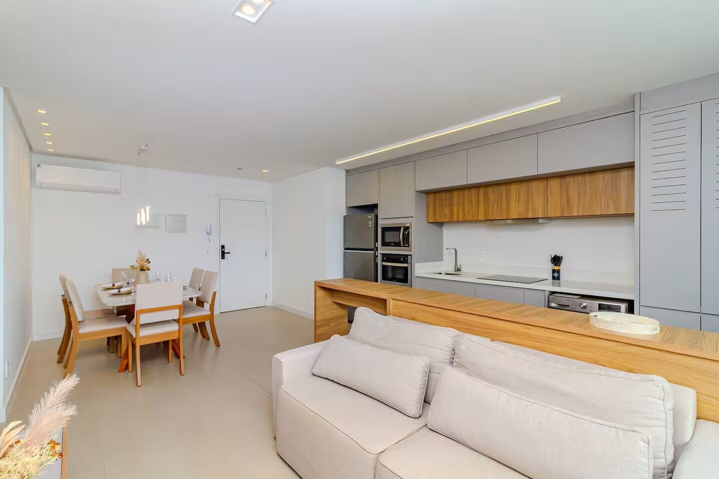 Apartamento conforto, vista para a cidade | Área de estar | TV de tela plana
