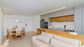 Apartamento conforto, vista para a cidade | Área de estar | TV de tela plana