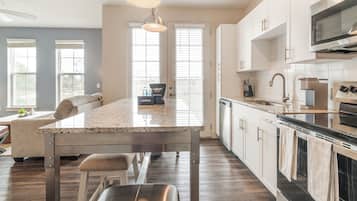 Apartamento (1 Bedroom) | Cozinha privada | Geladeira, micro-ondas, fogão, cooktop