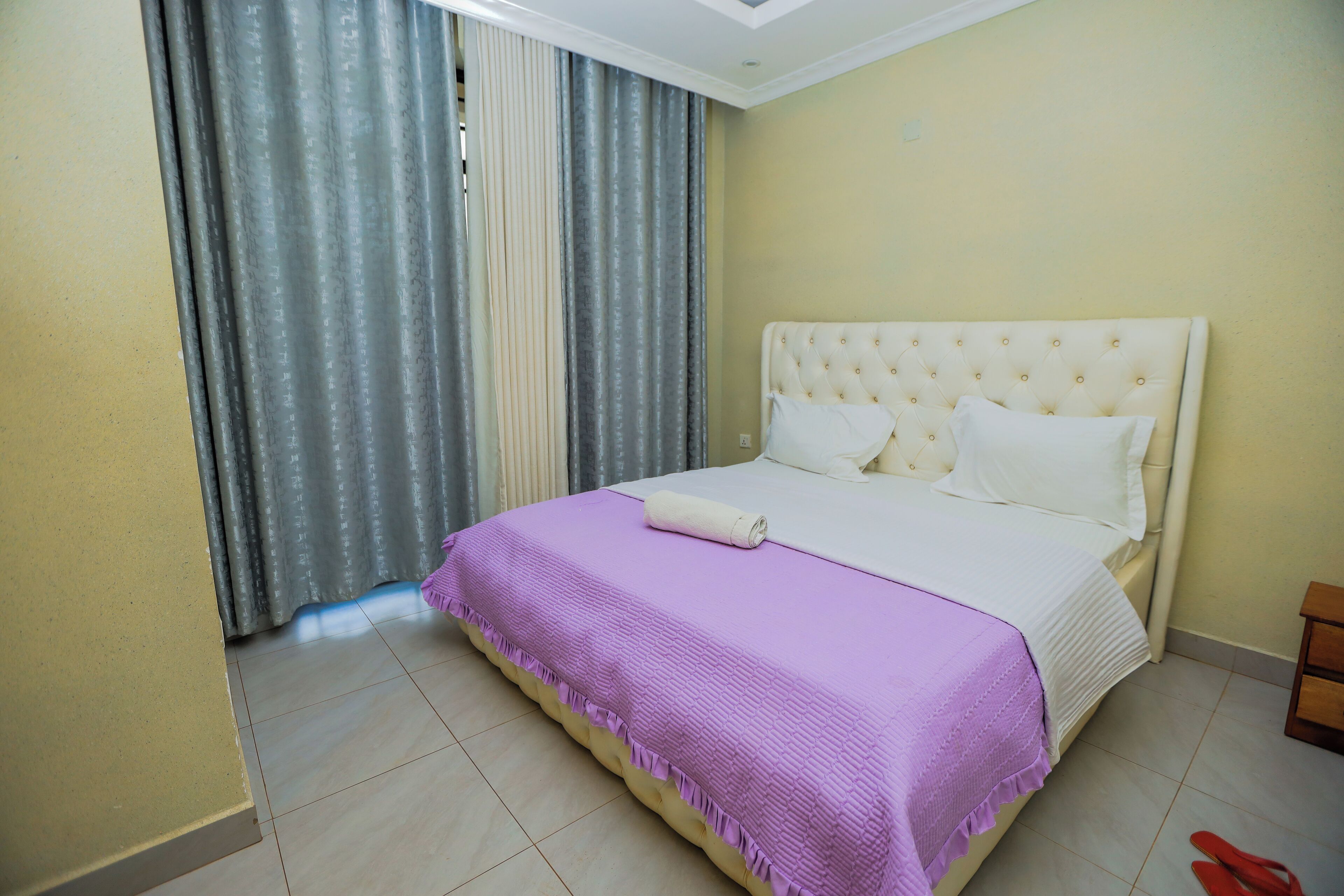 Quarto solteiro luxo | Escrivaninha, Wi-Fi de cortesia, roupa de cama