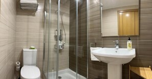 Apartamento, Vista para a cidade | Casa de banho | Um bidé, toalhas fornecidas