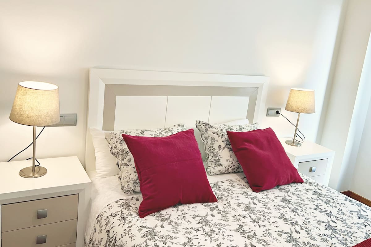 Apartamento Deluxe, Vista para a cidade | Quartos insonorizados, ferro/tábua de engomar, Wi-fi grátis