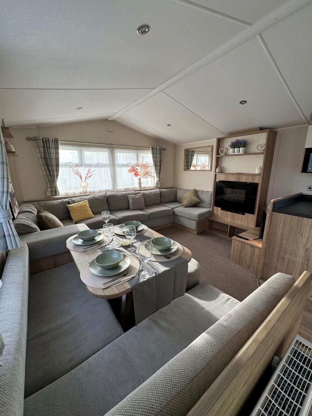 Great Caravan With Decking At Dovercourt Holiday Park Ref 44506f - Felixstowe