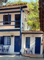 Quarto triplo família, varanda, vista para o pátio | Fachada