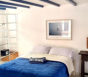 Quarto quádruplo superior, varanda, vista para o pátio | Cofres nos quartos, Wi-Fi de cortesia