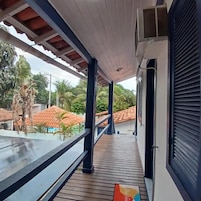 Quarto casal conforto, sacada, vista para o pátio | Área da propriedade