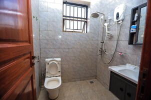 Quarto Comfort | Casa de banho | Artigos de higiene pessoal grátis, chinelos, toalhas fornecidas, sabão