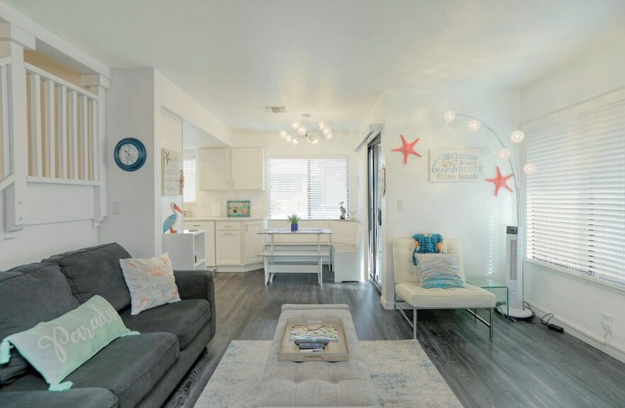 Modern Coastal Condo In Downtown Pismo Beach. Gated Parking .Walk To Beach - Pismo Beach, CA