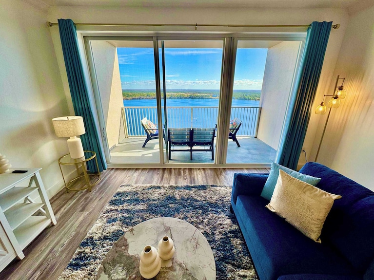 Balcony King Suite - Lake & Pool View - Orlando