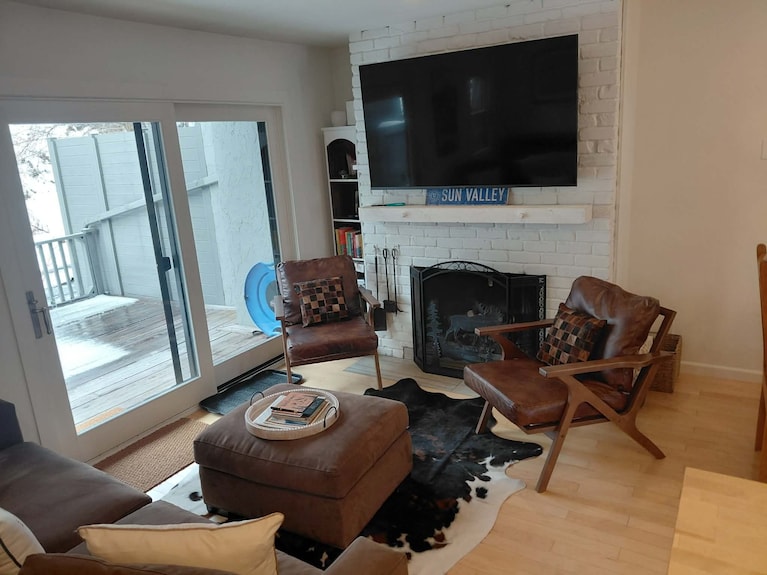 Andora Villa Unit 116, Walk To Town, River Run 1/2 Mile, Deck On Trail Creek!! - Sun Valley, ID