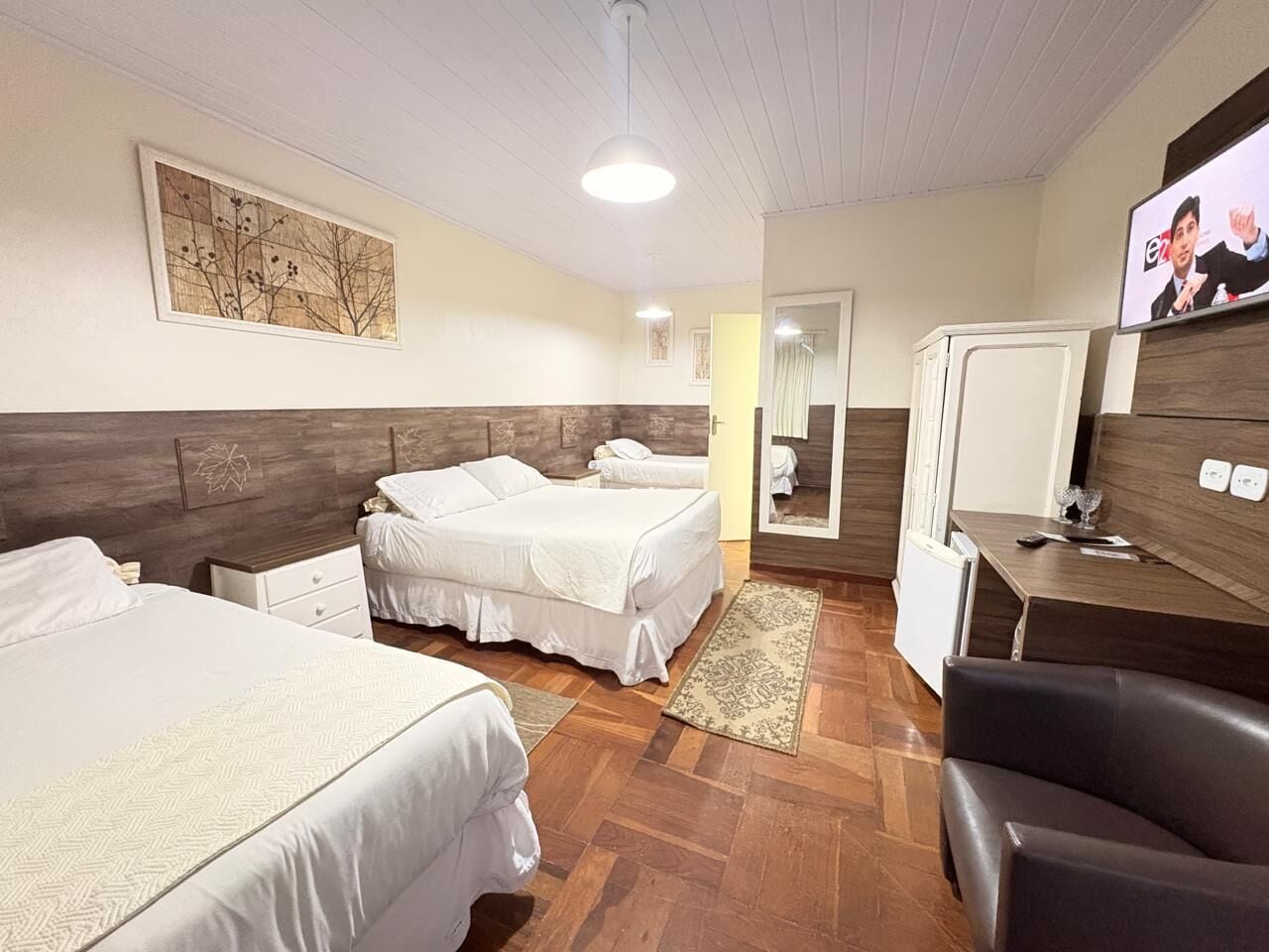 Quarto Quádruplo Comfort | Secretária, secretária adequada para computadores portáteis 