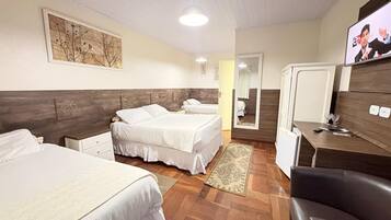 Quarto Quádruplo Comfort | Secretária, secretária adequada para computadores portáteis