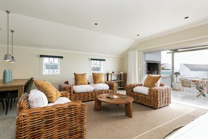 Apartamento Standard, 2 quartos, não fumadores, vista parcial para o oceano | Sala de estar | Smart TV de 18 polegadas com canais via satélite, Netflix 