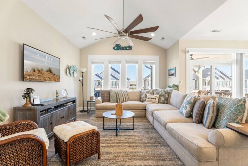 Salty Breeze: Elevator, Beach Access & Bikes - Surf City, NC