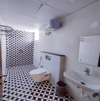 Suite de Luxo | Casa de banho | Um polibã, toalhas fornecidas 
