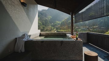 Suíte com design assinado, vista para a montanha | Vista do quarto