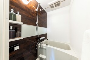 Quarto Twin Comfort | Casa de banho | Uma combinação polibã/banheira, um secador de cabelo 