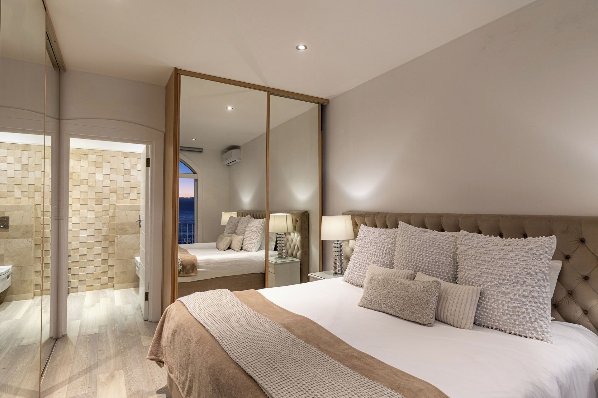Apartamento de Luxo, ar condicionado, vista para o oceano | Cofre no quarto, cortinas/cortinados opacos, ferro/tábua de engomar 