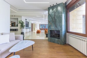 Apartamento de Luxo, 3 quartos, kitchenette, vista para o mar | Sala de estar | Smart TV de 98 de polegadas com canais por cabo, lareira, Netflix 