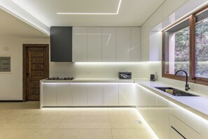 Apartamento de Luxo, 3 quartos, kitchenette, vista para o mar | Kitchenette privada | Um micro-ondas, uma placa de cozinha, uma chaleira elétrica 