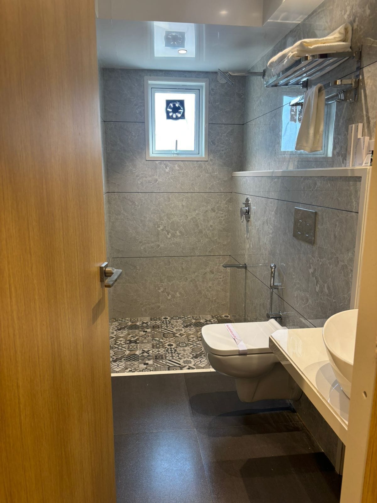 Quarto Standard | Casa de banho | Chinelos, toalhas fornecidas, sabão, champô 