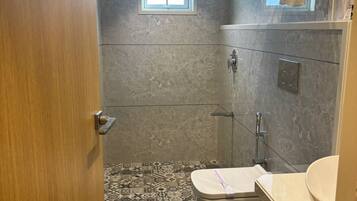 Quarto Standard | Casa de banho | Chinelos, toalhas fornecidas, sabão, champô