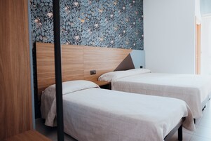 Quarto Triplo Standard, varanda | Cofre no quarto, Wi-fi grátis 