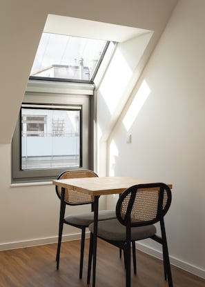 Suíte, sacada | Individualmente decorados, individualmente mobiliados, escrivaninha