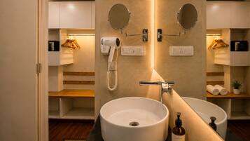 Quarto premium, vista para a montanha | Banheiro | Chuveiro, ducha de hidromassagem, produtos de toalete de grife