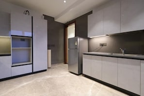Quarto Twin, varanda, Vista para a cidade | Espaço de cozinha partilhado | Um frigorífico/congelador grande, um micro-ondas, uma chaleira elétrica 
