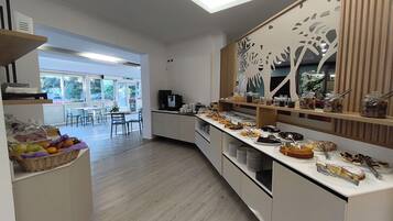 Café da manhã com buffet grátis todos os dias