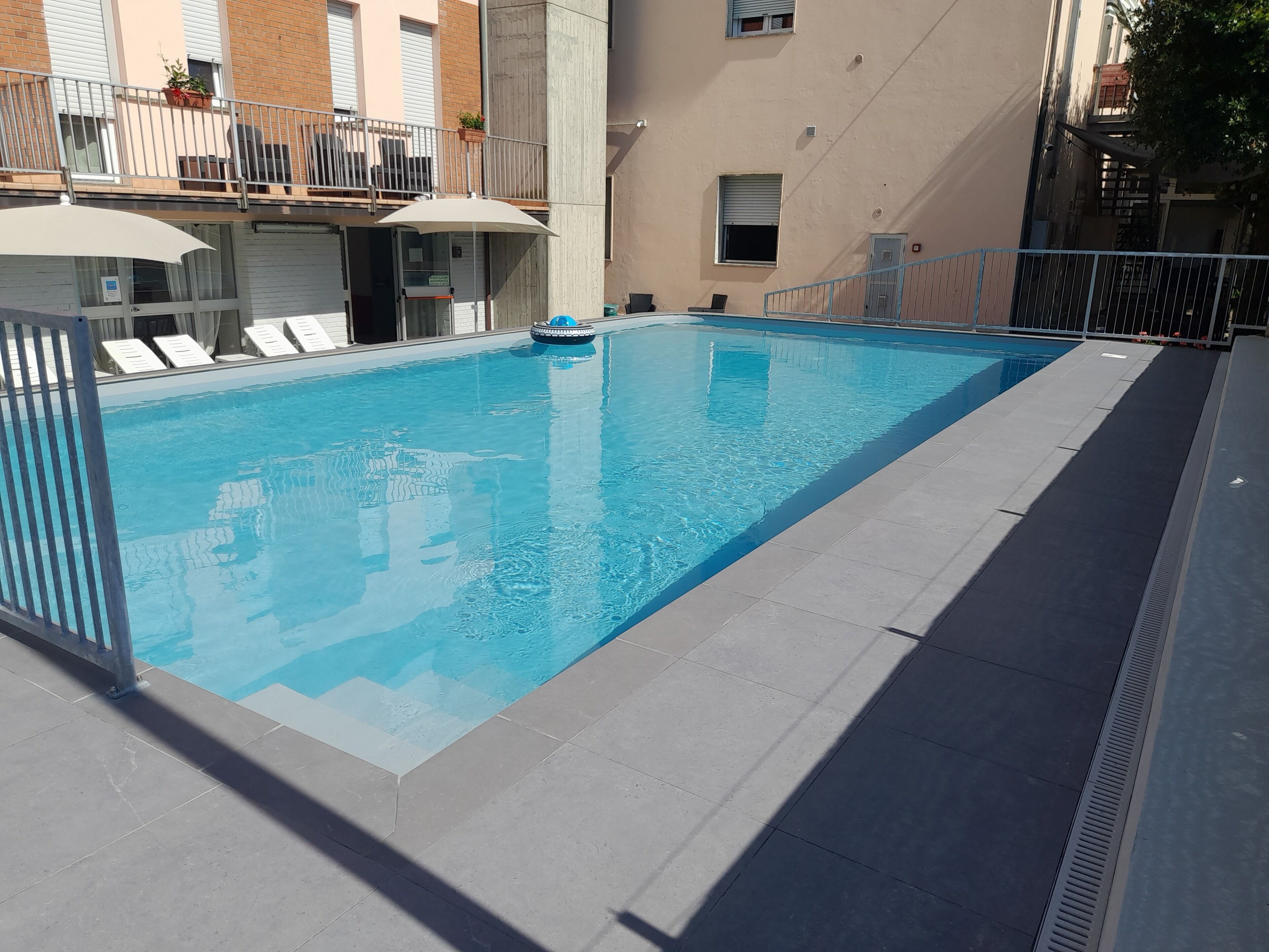 Piscina externa sazonal, funciona das 9h às 21h, guarda-sóis