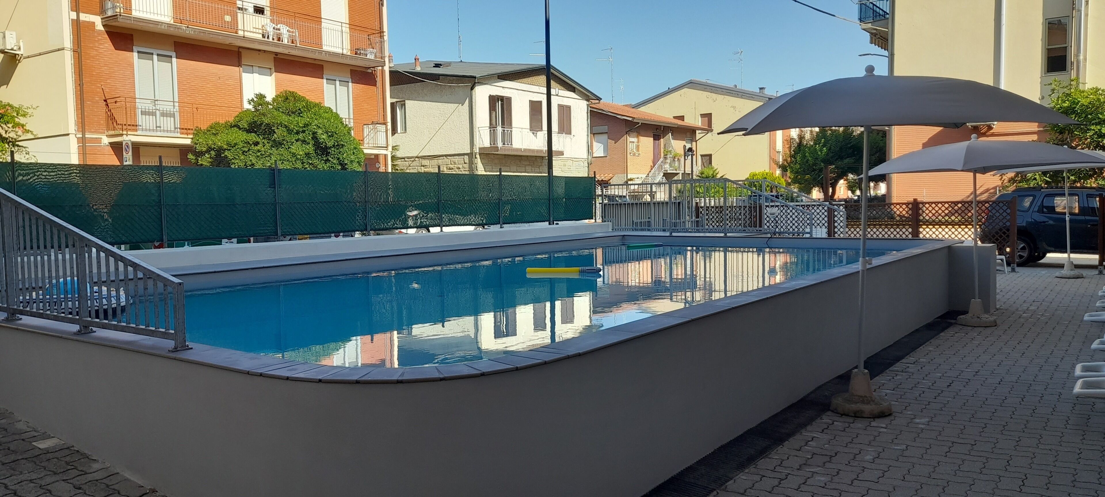 Piscina exterior sazonal, da(s) 9:00 à(s) 21:00, guarda-sóis 